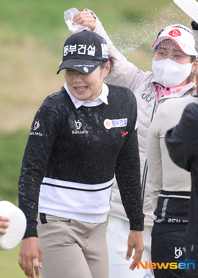 ‘2022 KLPGA투어 개막전 우승’ 장수연, 물 세레모니는 못참지 [포토엔HD] - 뉴스인코리아