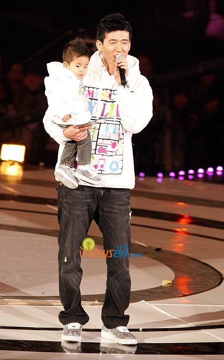 션, 아들 하랑 안고 MKMF 릴레이MC “피는 속일 수 없더라” - 손에 잡히는 뉴스 눈에 보이는 뉴스 - 뉴스엔