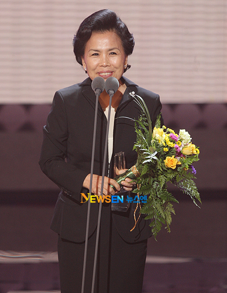 [포토엔]공로상 이미자, 새해에는 기쁜 일이 많이 있기를 - 손에 잡히는 뉴스 눈에 보이는 뉴스 - 뉴스엔