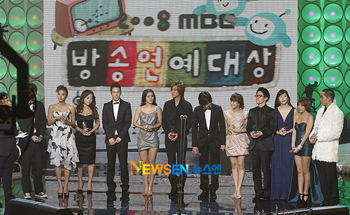 [포토엔]우결 커플, MBC 베스트브랜드상 수상! - 손에 잡히는 뉴스 눈에 보이는 뉴스 - 뉴스엔