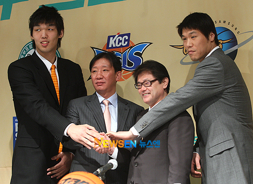 [포토엔]페어플레이 다짐하는 KCC-전자랜드 - 손에 잡히는 뉴스 눈에 보이는 뉴스 - 뉴스엔