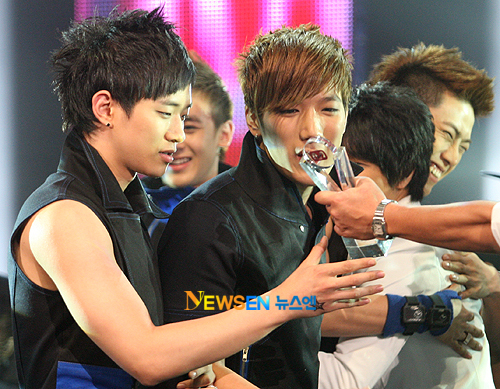 [포토엔]2PM 준수-준호, ‘엠카 트로피 우리꺼야?’ - 손에 잡히는 뉴스 눈에 보이는 뉴스 - 뉴스엔