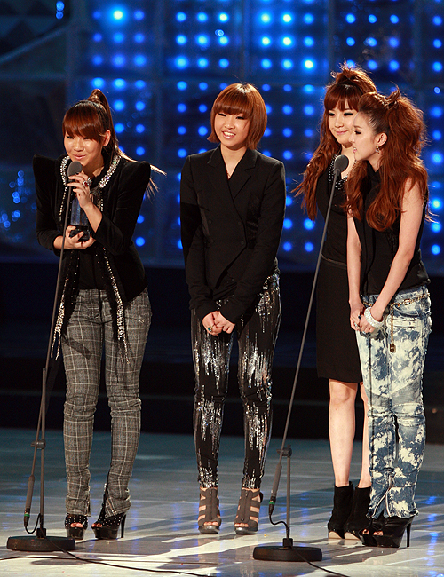 2PM-2NE1-이효리 각각 3관왕 트라이앵글 수상 ‘눈길’(엠넷초이스) - 손에 잡히는 뉴스 눈에 보이는 뉴스 - 뉴스엔