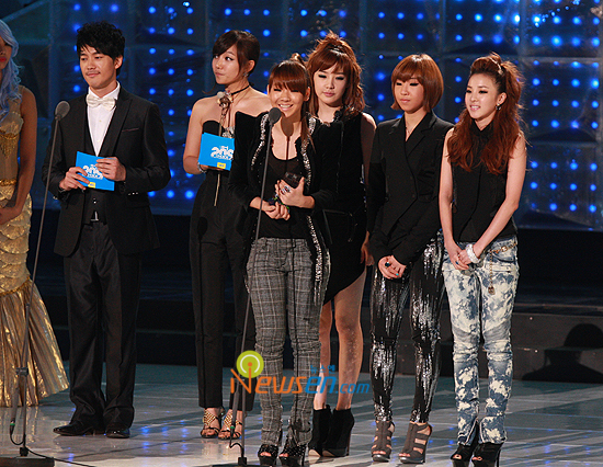 2PM-2NE1-이효리 3관왕 비결? 인기-실력-관록(엠넷초이스) - 손에 잡히는 뉴스 눈에 보이는 뉴스 - 뉴스엔