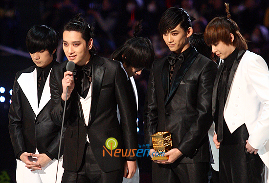 2PM-지드래곤-2NE1 ‘눈물 속’ 첫 MAMA 대상 영예 (종합) - 손에 잡히는 뉴스 눈에 보이는 뉴스 - 뉴스엔
