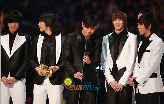 [포토엔]2PM, 재범이형 기다리고 있을게! - 손에 잡히는 뉴스 눈에 보이는 뉴스 - 뉴스엔