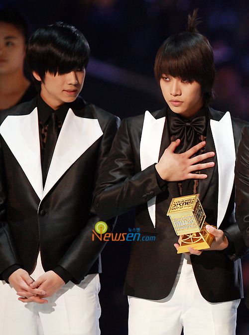 [포토엔]2PM 우영-준호, 재범 생각에 눈물 글썽 - 손에 잡히는 뉴스 눈에 보이는 뉴스 - 뉴스엔