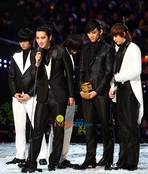 [포토엔]끝내 눈시울 붉힌 2PM, ‘재범이형 사랑해’ - 손에 잡히는 뉴스 눈에 보이는 뉴스 - 뉴스엔