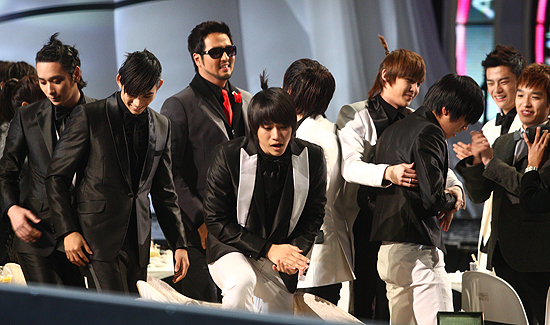 [포토엔]2PM, ‘올해의 가수상’ 감격스러운 발표 순간 - 손에 잡히는 뉴스 눈에 보이는 뉴스 - 뉴스엔