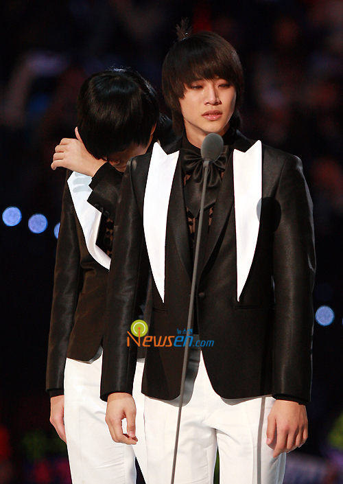 [포토엔]2PM 우영-준호, 자꾸만 눈물이... - 손에 잡히는 뉴스 눈에 보이는 뉴스 - 뉴스엔