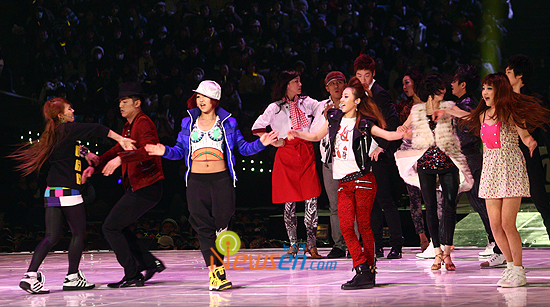 [포토엔]2NE1 씨엘, 이용우 ‘저리 당장 꺼져’ - 손에 잡히는 뉴스 눈에 보이는 뉴스 - 뉴스엔