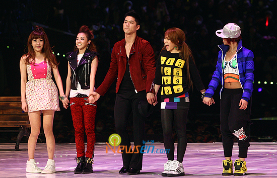 [포토엔]2NE1, 이용우와 함께한 ‘아이돈케어’ 뮤지컬 버전 - 손에 잡히는 뉴스 눈에 보이는 뉴스 - 뉴스엔