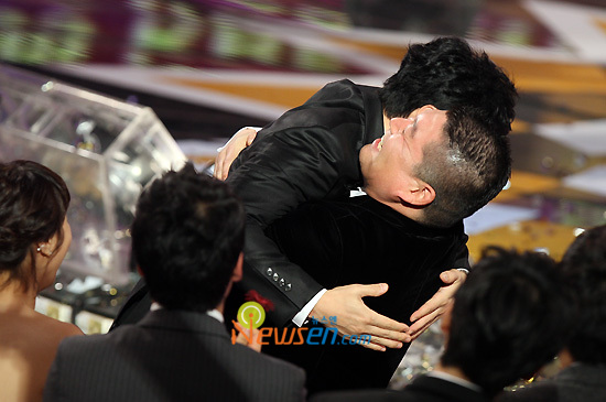 [포토엔]‘대상 2연패’ 강호동, 작년에 이어 유재석 또 번쩍~ - 손에 잡히는 뉴스 눈에 보이는 뉴스 - 뉴스엔