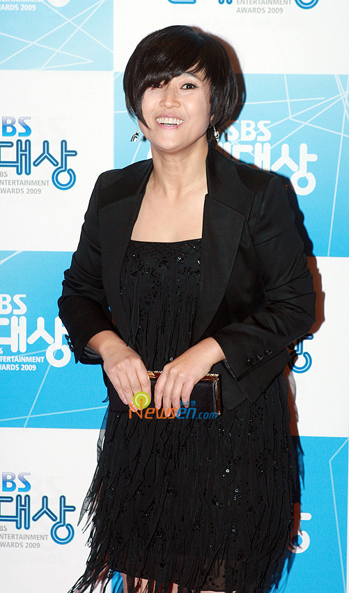 [포토엔]‘색다른 헤어스타일’ 송은이, 블랙으로 멋냈어요 - 손에 잡히는 뉴스 눈에 보이는 뉴스 - 뉴스엔