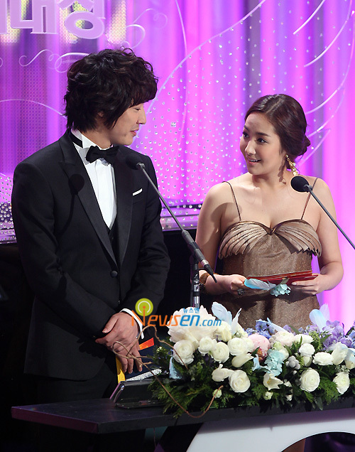 [포토엔]박민영, 윤상현과 즐거운 대화 - 손에 잡히는 뉴스 눈에 보이는 뉴스 - 뉴스엔