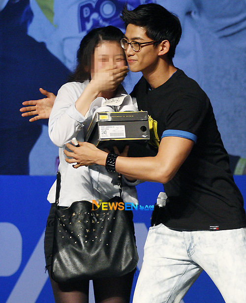 [포토엔]2PM 택연, 팬과 뜨거운 포옹~ - 손에 잡히는 뉴스 눈에 보이는 뉴스 - 뉴스엔