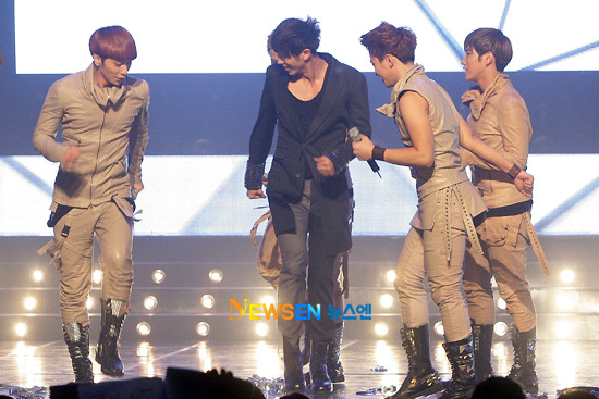 [포토엔]2PM, ‘엠카 1위’ 기념 임슬옹과 신나는 댄스타임~ - 손에 잡히는 뉴스 눈에 보이는 뉴스 - 뉴스엔