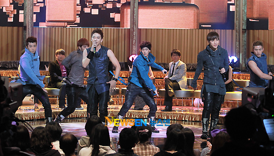 [포토엔]‘위대한 탄생’ 파워풀한 무대 선보이는 2PM - 손에 잡히는 뉴스 눈에 보이는 뉴스 - 뉴스엔