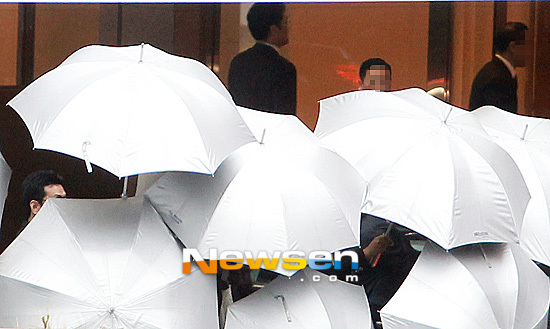 [포토엔]정용진 부회장 결혼식장 들어서는 삼성 이재용 사장 - 손에 잡히는 뉴스 눈에 보이는 뉴스 - 뉴스엔