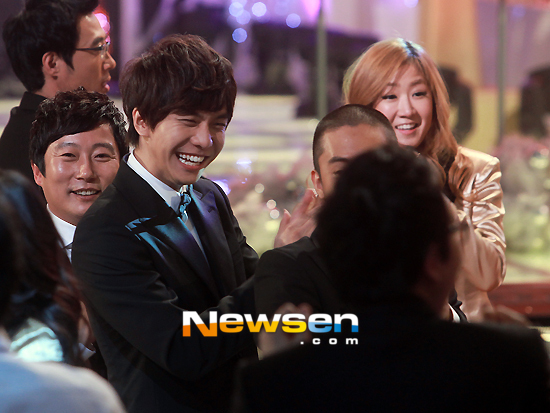 [포토엔]이수근-이승기 ‘연예대상 씨스타 축하공연에 함박미소’ - 손에 잡히는 뉴스 눈에 보이는 뉴스 - 뉴스엔