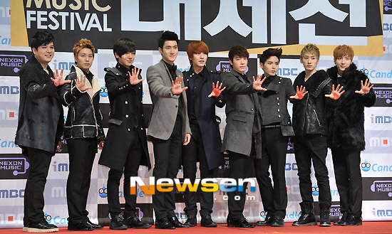 [포토엔]슈퍼주니어 ‘오늘밤은 우리와 함꼐~’(MBC 가요대제전) - 손에 잡히는 뉴스 눈에 보이는 뉴스 - 뉴스엔