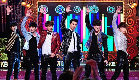 KBS 연기대상 축하무대 2PM ‘모두 손 들어~’[포토엔] - 손에 잡히는 뉴스 눈에 보이는 뉴스 - 뉴스엔