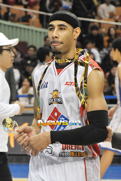 [포토엔]문태영, 2011-2012 KB국민카드 프로농구 올스타전 MVP 수상 - 손에 잡히는 뉴스 눈에 보이는 뉴스 - 뉴스엔