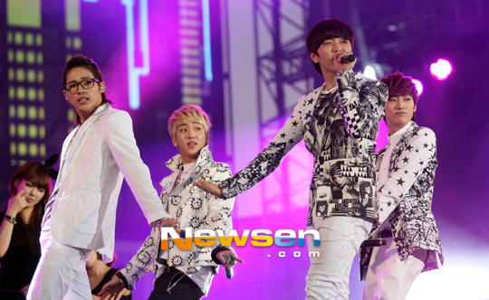 [포토엔]‘동화속 왕자님’ B1A4 ‘여수 여심 녹이네’ (2012 아시아송페스티벌) - 손에 잡히는 뉴스 눈에 보이는 뉴스 - 뉴스엔