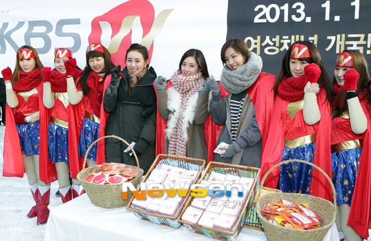 [포토엔]박지영-최희-정인영 ‘KBS W 2013년 1월 1일 개국했어요~’ - 손에 잡히는 뉴스 눈에 보이는 뉴스 - 뉴스엔