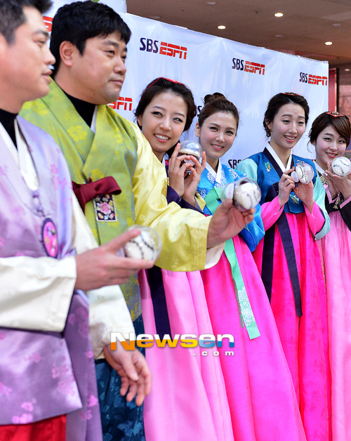 [포토엔] 양준혁을 바라보는 배지현 아나운서의 그윽한 눈빛 - 손에 잡히는 뉴스 눈에 보이는 뉴스 - 뉴스엔