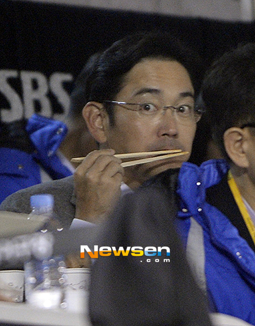 [포토엔]이재용 삼성 부회장 ‘저녁은 간단하게 도시락’ - 손에 잡히는 뉴스 눈에 보이는 뉴스 - 뉴스엔