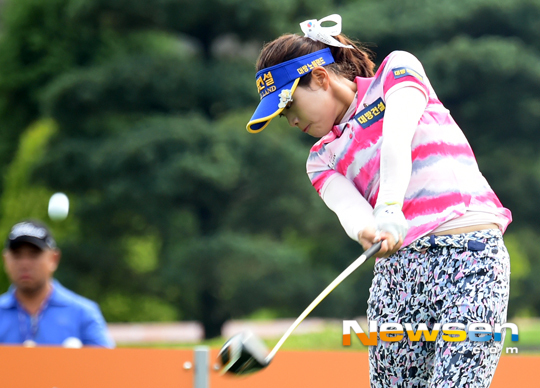 [포토엔]김서영 ‘가녀린 몸에서 나오는 파워풀한 티샷’ (KLPGA 넵스) - 손에 잡히는 뉴스 눈에 보이는 뉴스 - 뉴스엔