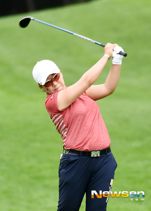[포토엔]신지애 ‘강력한 한방’ (KLPGA 넵스) - 손에 잡히는 뉴스 눈에 보이는 뉴스 - 뉴스엔