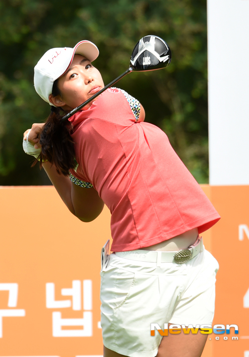 [포토엔]최윤정 ‘강력한 티샷’ (KLPGA 넵스) - 손에 잡히는 뉴스 눈에 보이는 뉴스 - 뉴스엔