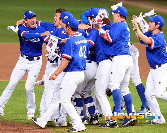[포토엔]한국야구 2회연속 금메달 획득 ‘이보다 더 좋을 수는 없다’ - 손에 잡히는 뉴스 눈에 보이는 뉴스 - 뉴스엔