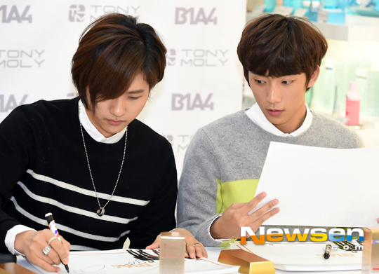 [포토엔]B1A4 공찬 ‘신우형 사인이 궁금해’ - 손에 잡히는 뉴스 눈에 보이는 뉴스 - 뉴스엔