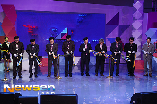 [포토엔]SAF(SBS AWARDS FESTIVAL) 개막을 알려 - 손에 잡히는 뉴스 눈에 보이는 뉴스 - 뉴스엔