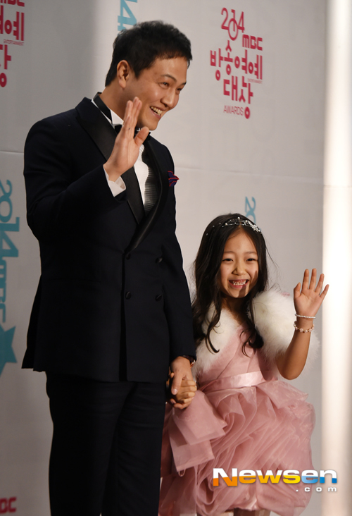 [포토엔]정웅인-정다윤 ‘사랑스러운 부녀’ (MBC방송연예대상) - 손에 잡히는 뉴스 눈에 보이는 뉴스 - 뉴스엔