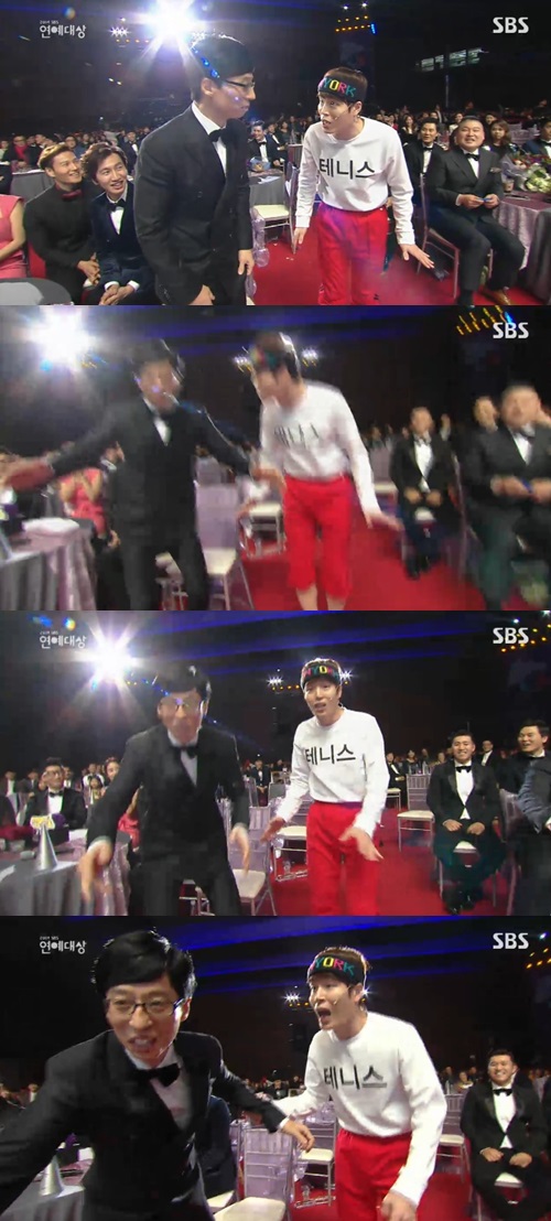 유재석, 삐끗한 카메라맨 챙기는 본능적 매너 ‘훈훈’[SBS연예대상2014] - 손에 잡히는 뉴스 눈에 보이는 뉴스 - 뉴스엔