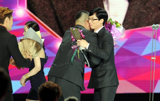 ‘SBS연예대상2014’ 수상자 유재석과 시상자 강호동의 포옹[포토엔] - 손에 잡히는 뉴스 눈에 보이는 뉴스 - 뉴스엔