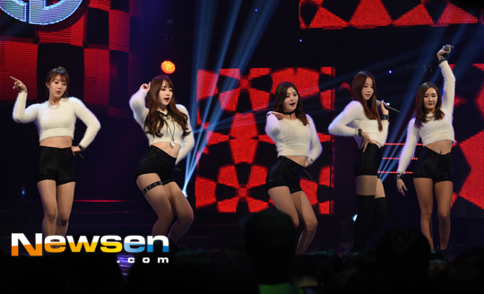 [포토엔화보]EXID VS 헬로비너스 ‘2015년에도 식지 않는 걸그룹들의 섹시전쟁’ - 손에 잡히는 뉴스 눈에 보이는 뉴스 - 뉴스엔