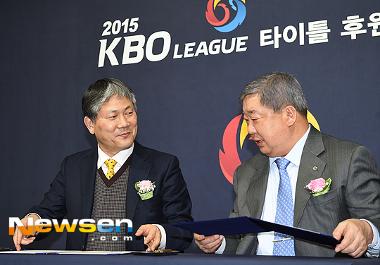 [포토엔]타이어뱅크 ‘기분좋은 2015 KBO 리그 공식 스폰서 사인’ - 손에 잡히는 뉴스 눈에 보이는 뉴스 - 뉴스엔