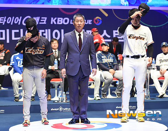 [포토엔]야신 김성근 ‘4년만에 인사드립니다’ - 손에 잡히는 뉴스 눈에 보이는 뉴스 - 뉴스엔