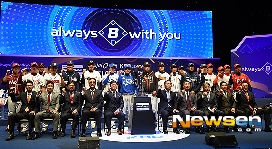 [포토엔]프로야구 미디어데이 ‘2015시즌 앞두고 다함께 파이팅’ - 손에 잡히는 뉴스 눈에 보이는 뉴스 - 뉴스엔