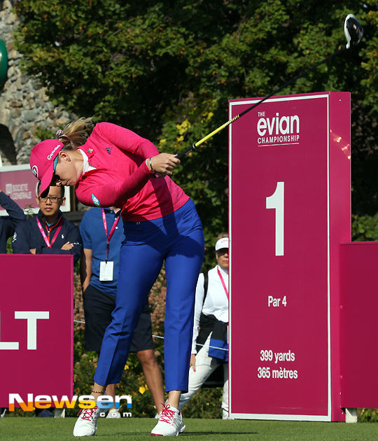 [포토엔]폴라 크리머 ‘머리 고정시킨 뒤 티샷’(LPGA 에비앙 챔피언십) - 손에 잡히는 뉴스 눈에 보이는 뉴스 - 뉴스엔