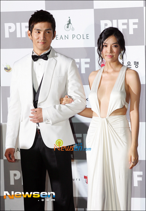 [테마포토]20돌 BIFF 레드카펫, 노출드레스 여배우 꼭 있다 - 손에 잡히는 뉴스 눈에 보이는 뉴스 - 뉴스엔