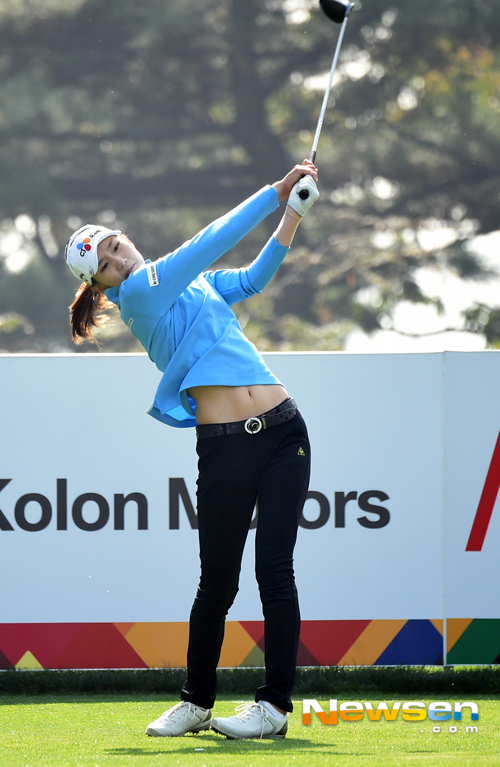 [포토엔]김민선 ‘시원한 배꼽 티샷’ (LPGA 하나은행 챔피언십) - 손에 잡히는 뉴스 눈에 보이는 뉴스 - 뉴스엔