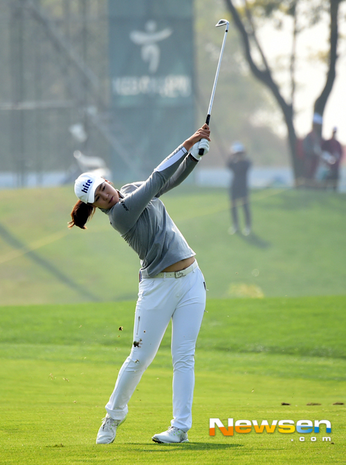 [포토엔]전인지 ‘세컨샷도 명품이네’ (LPGA KEB 하나은행 챔피언십) - 손에 잡히는 뉴스 눈에 보이는 뉴스 - 뉴스엔