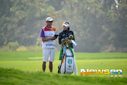 [포토엔]전인지 ‘코스 공략 꼼꼼하게 체크’ (LPGA KEB 하나은행 챔피언십) - 손에 잡히는 뉴스 눈에 보이는 뉴스 - 뉴스엔