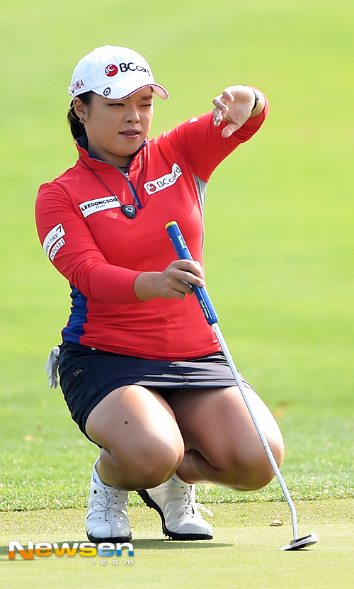 [포토엔]장하나 ‘신중한 자세로 퍼팅 공부’(lpga) - 손에 잡히는 뉴스 눈에 보이는 뉴스 - 뉴스엔